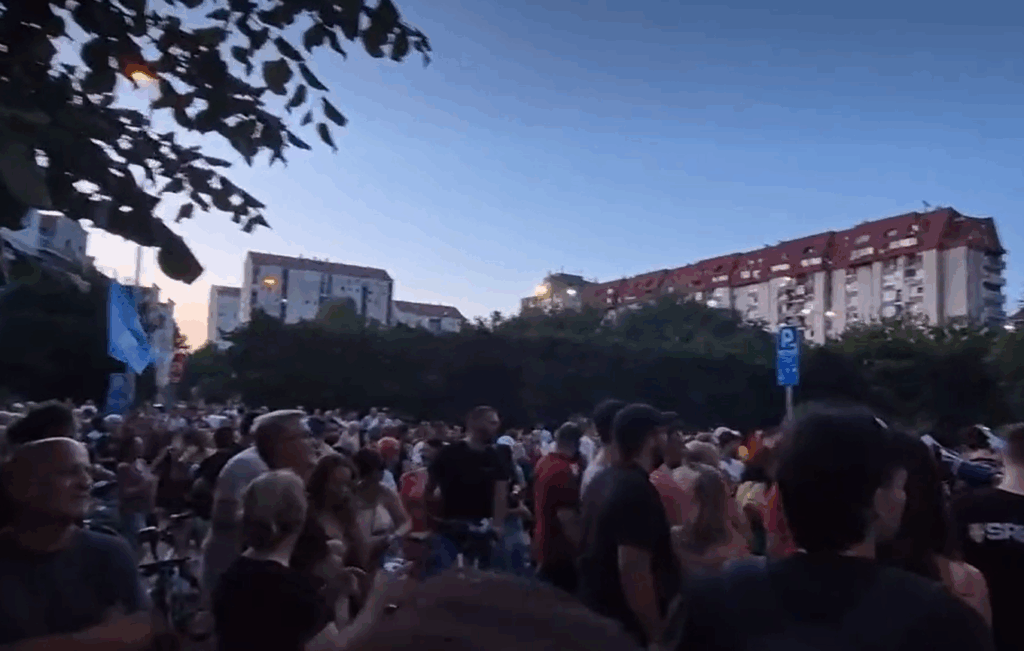 Skandiranje "ruke su vam krvave" u ulici gde stanuje Miloš Vučević: Evo ...